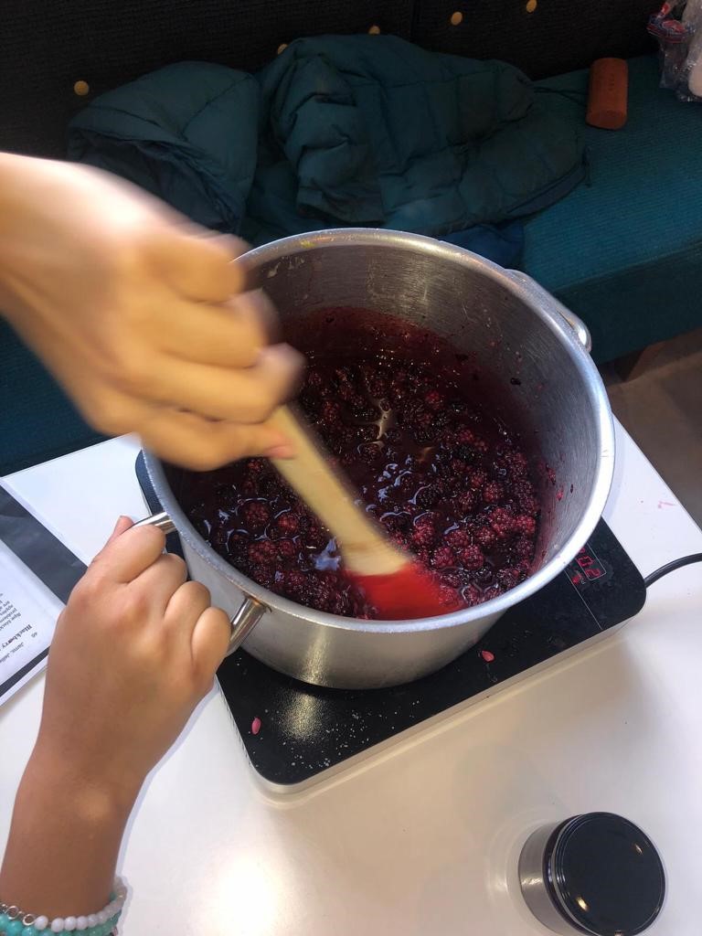 Students Volunteer to for local charity | DLD College London